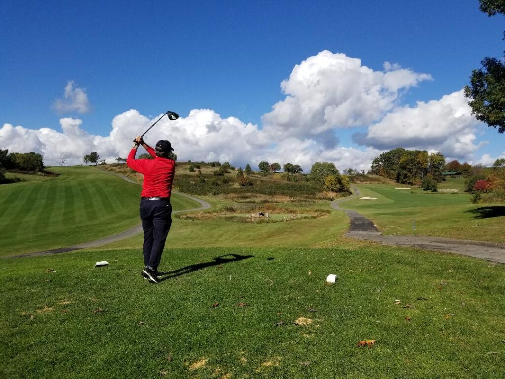 Singing in the swing: Les Helmuth and his fearless golf reviews – BoBirdie